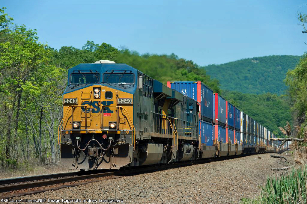 CSX GE ES44DC 5240